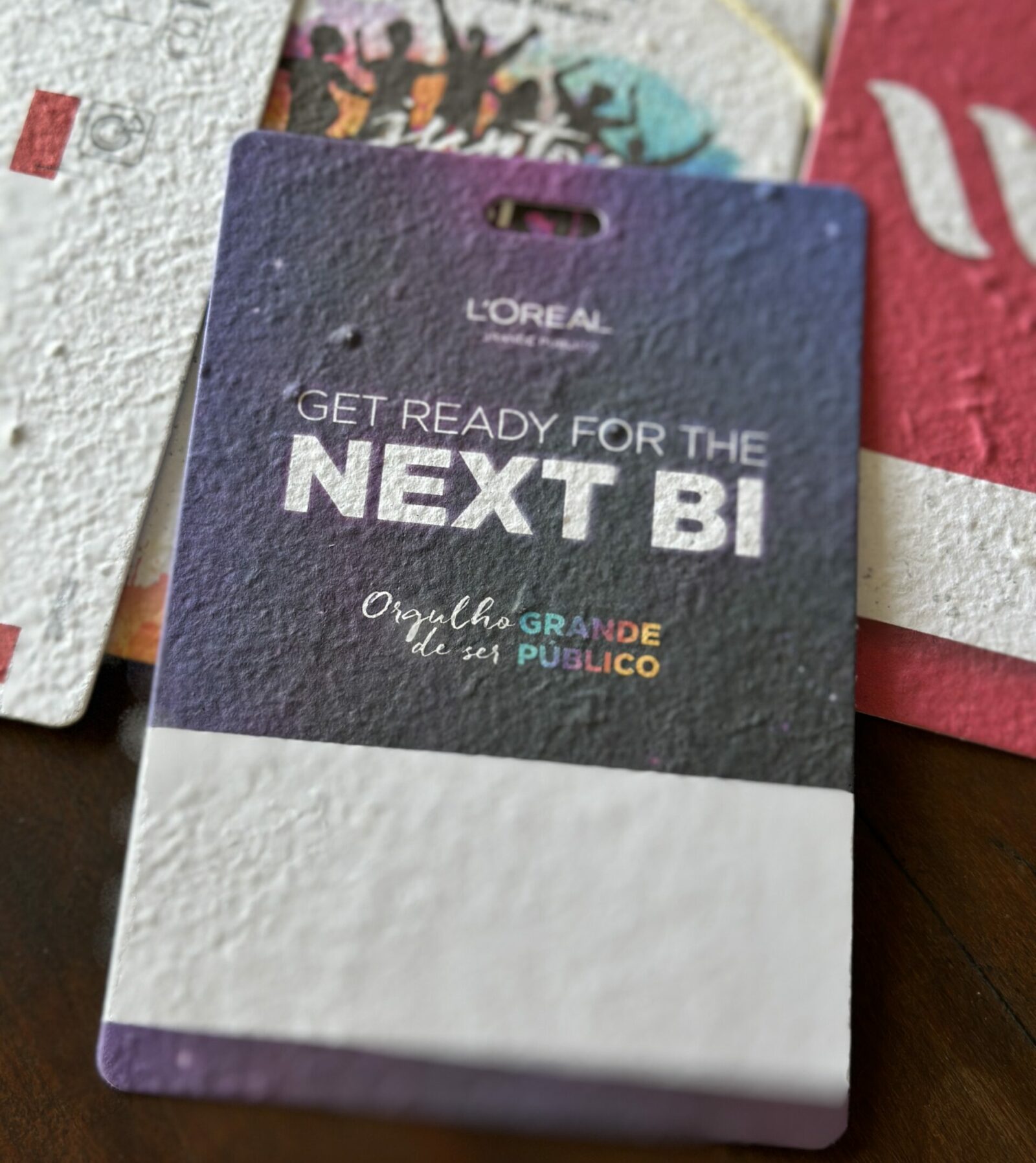 Como fazer um crachá personalizado em 7 passos